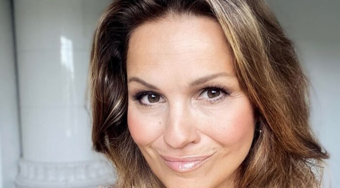 Janina Fry julkaisi bikinikuvan – fanit villiintyivät - Halloota.com